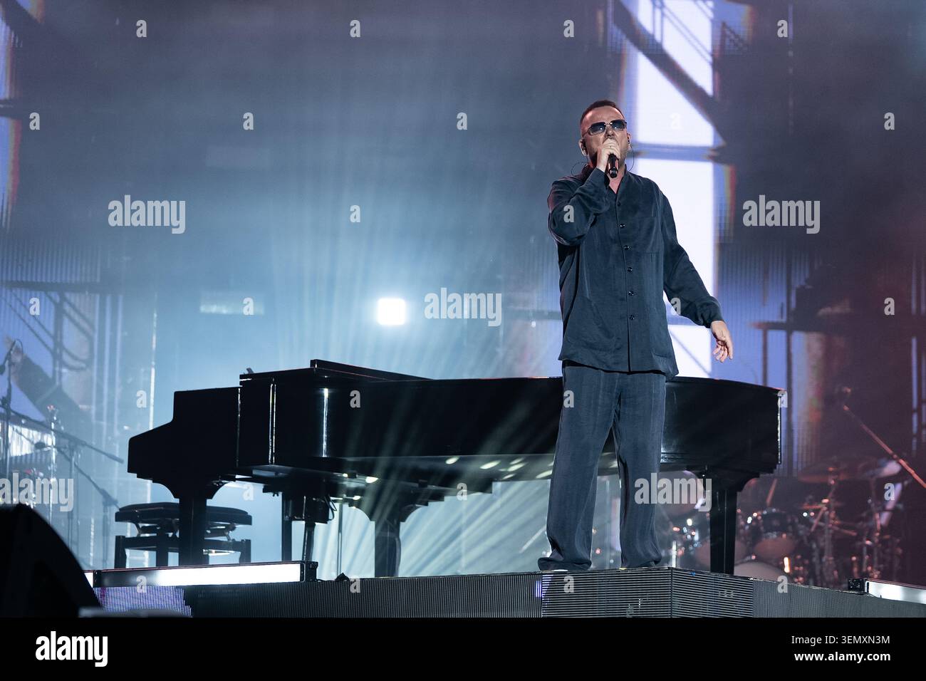 Gigi D'Alessio performs live at Reggia di Caserta. (Photo by Andrea ...