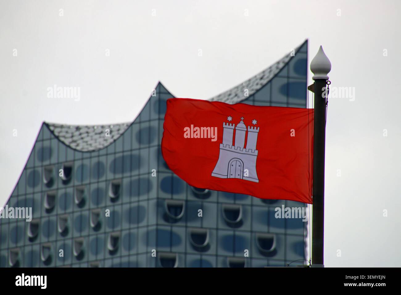 Elbphilharmonie und wehende Hamburg-Fahne bei wechselhaftem ...