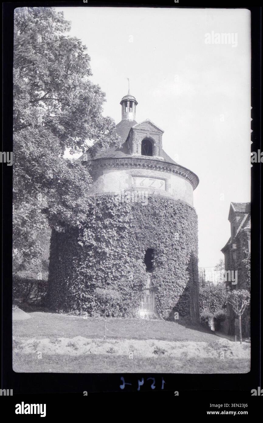 French castle pigeon house hi-res stock photography and images - Alamy