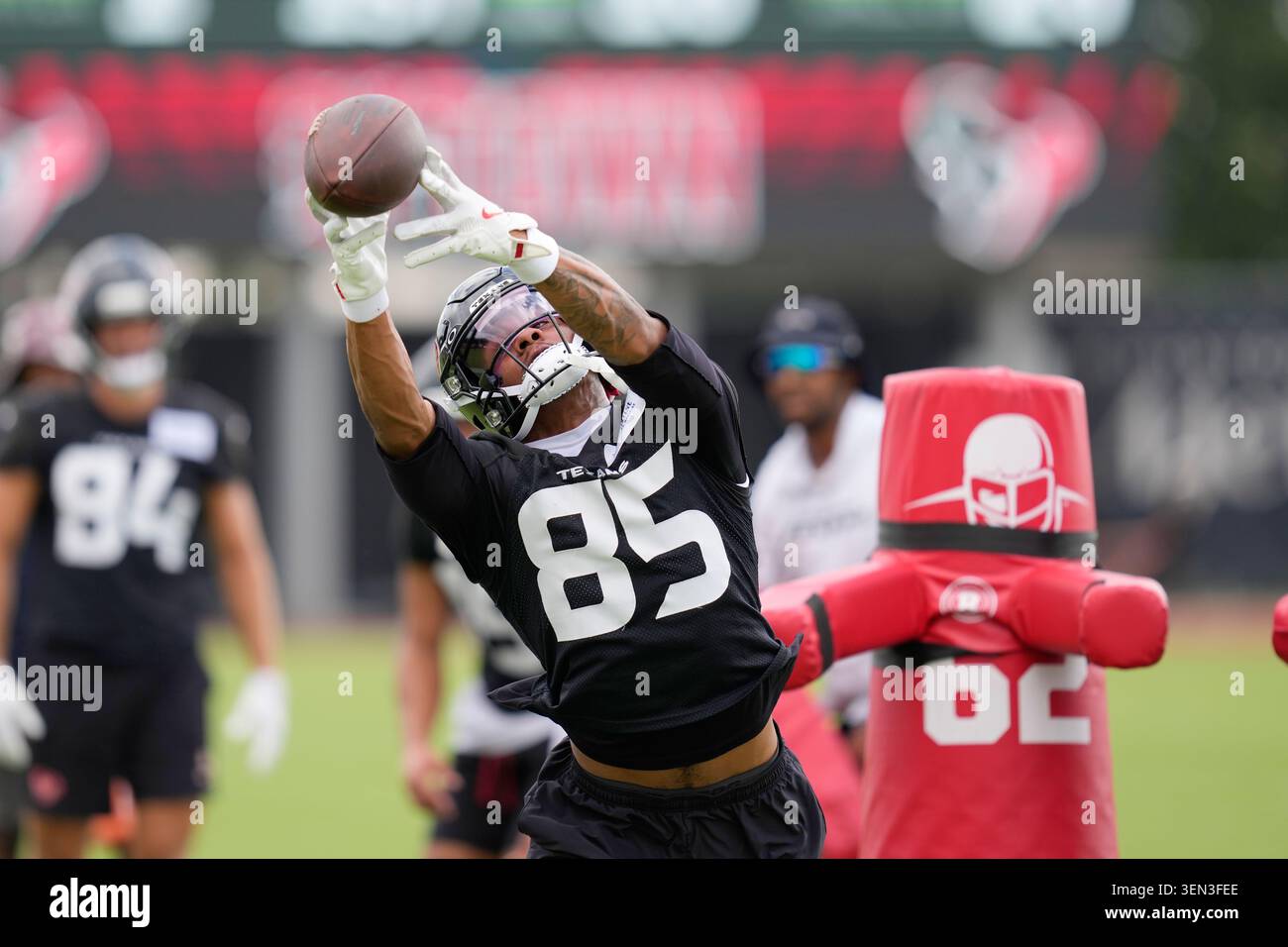 Houston Texans' Josh Kelly catches a pass during an NFL minicamp ...