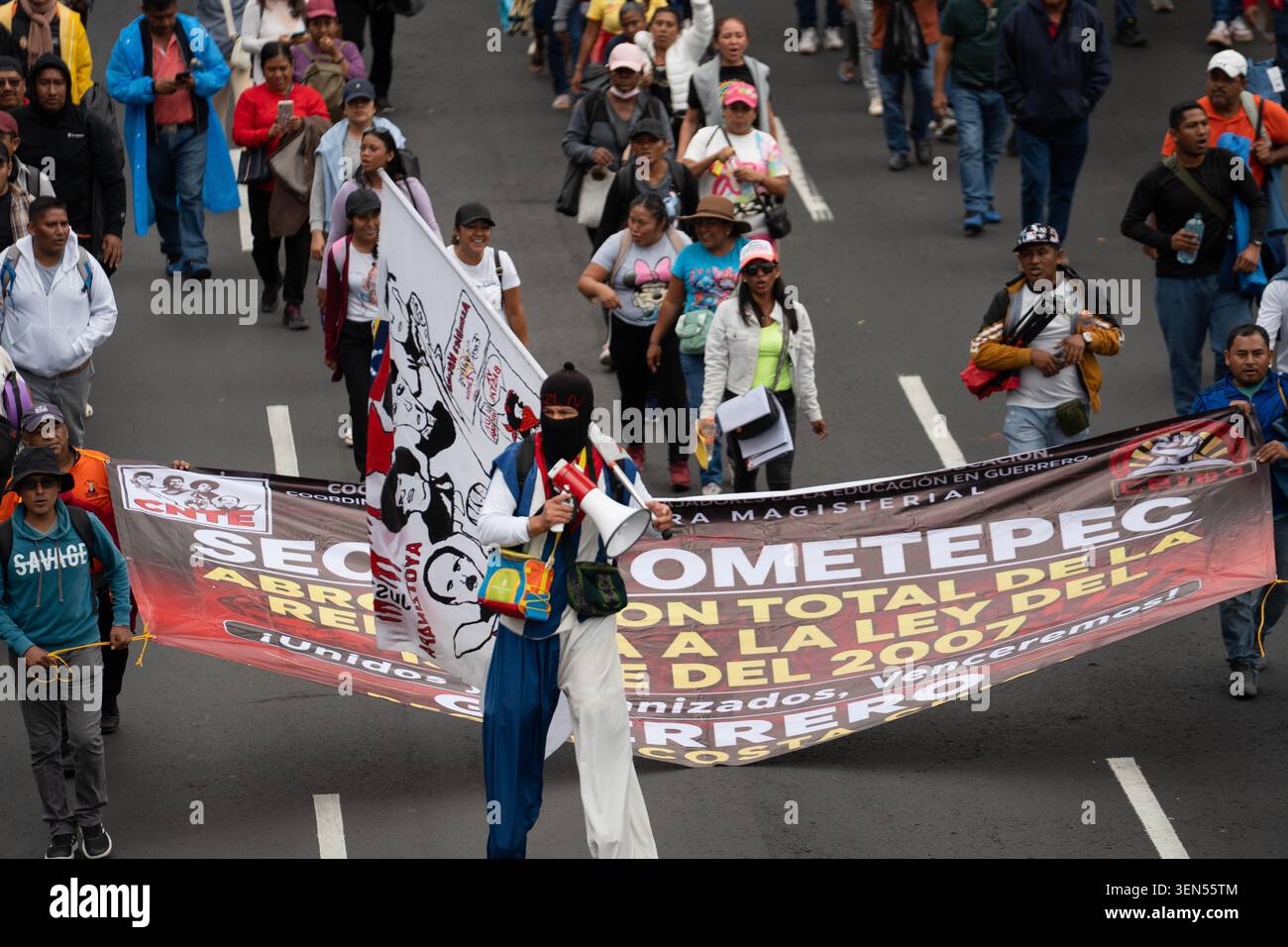 09 June 2026, Mexico, Mexiko-Stadt: Teachers from several Mexican ...