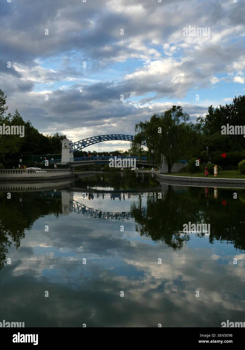 Visitors take photos of the sunset reflection at Chaoyang Park in ...