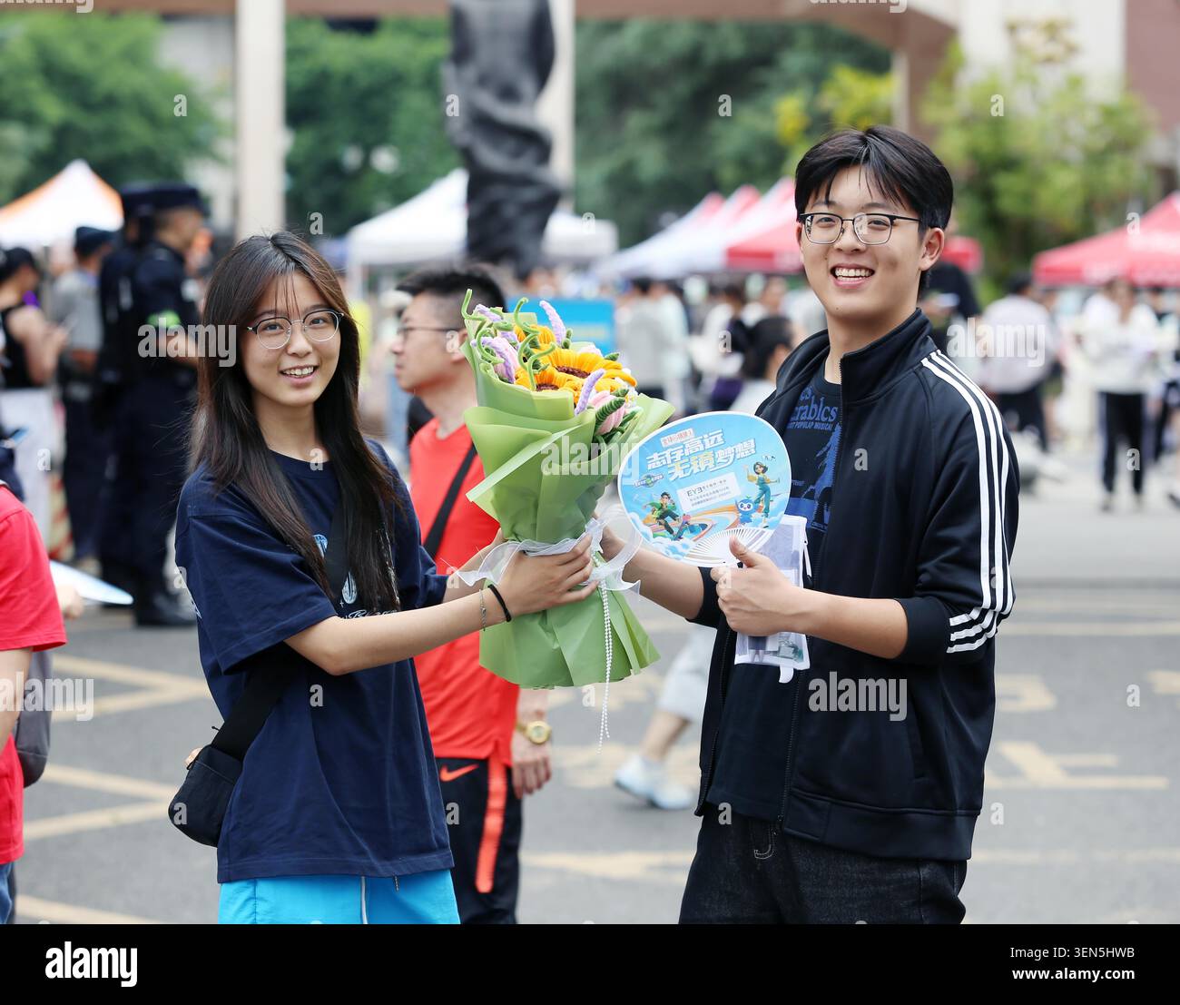 Family members present flowers to candidates outside Leshan No.1 High ...