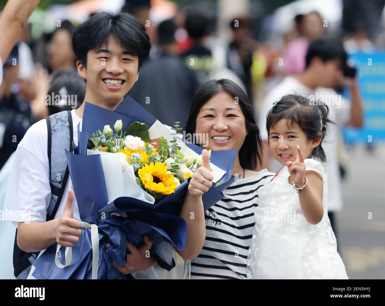 Family members present flowers to candidates outside Leshan No.1 High ...
