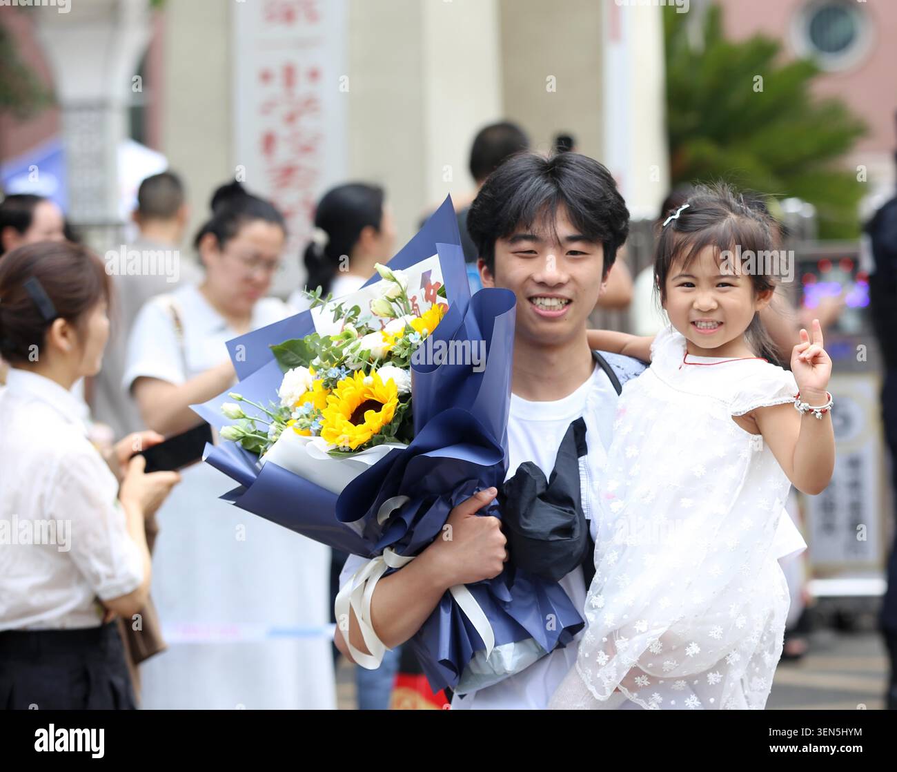 Family members present flowers to candidates outside Leshan No.1 High ...