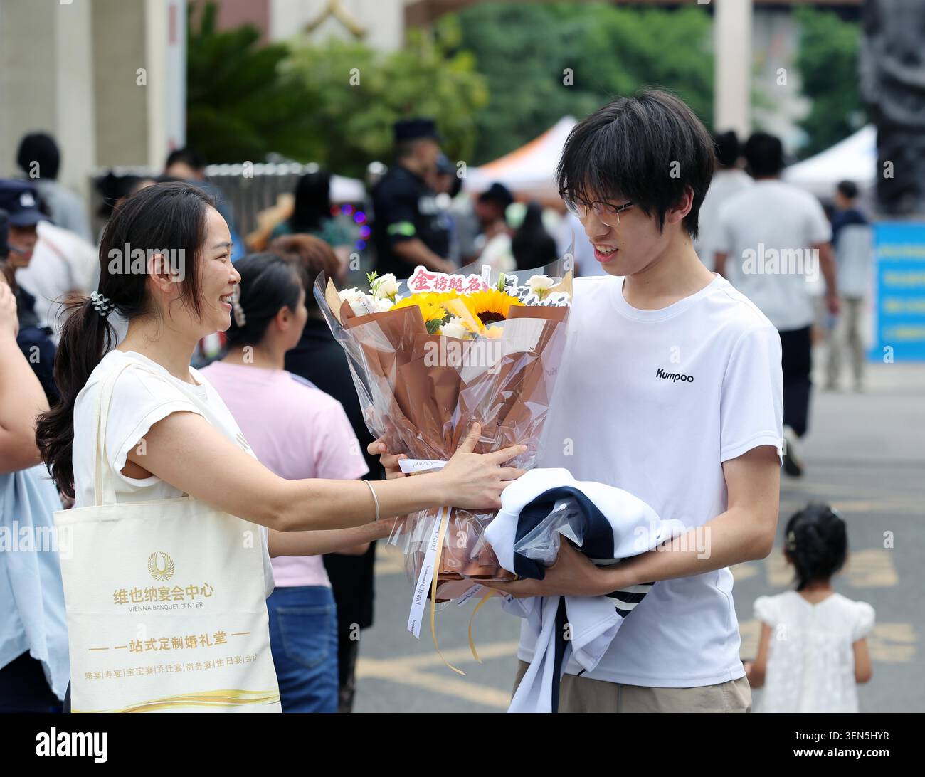 Family members present flowers to candidates outside Leshan No.1 High ...