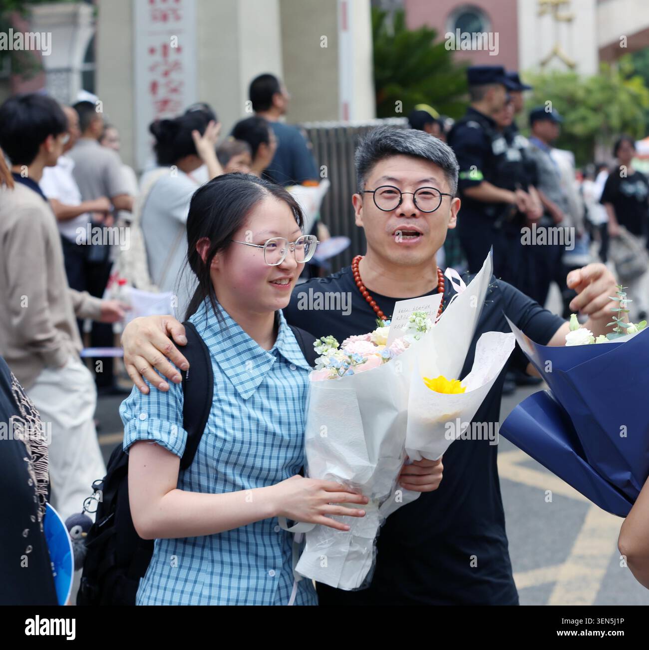 Family members present flowers to candidates outside Leshan No.1 High ...