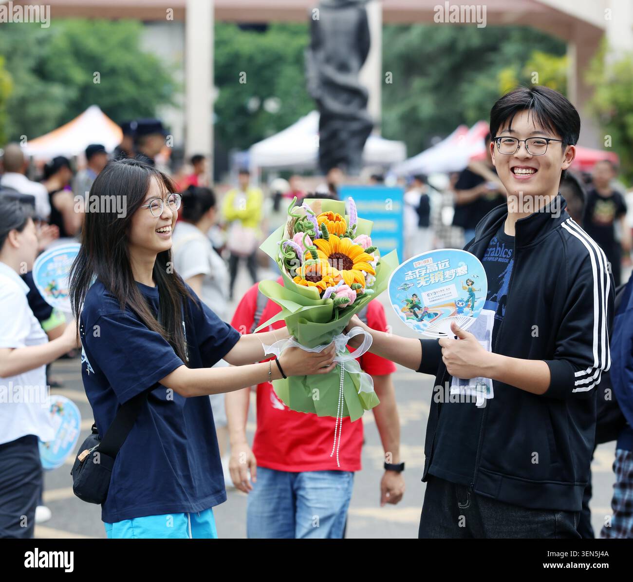 Family members present flowers to candidates outside Leshan No.1 High ...