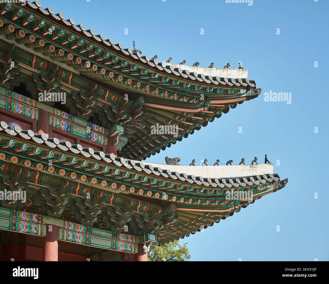 Detail of traditional Korean roof architecture, Changdeokgung, Seoul ...