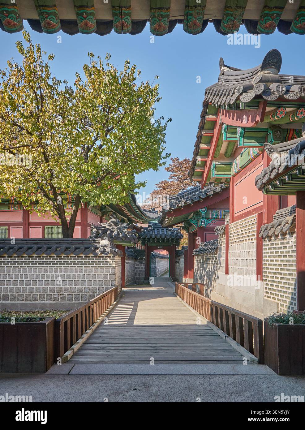 Close-up of traditional roof tiles and eaves, Changdeokgung Palace ...