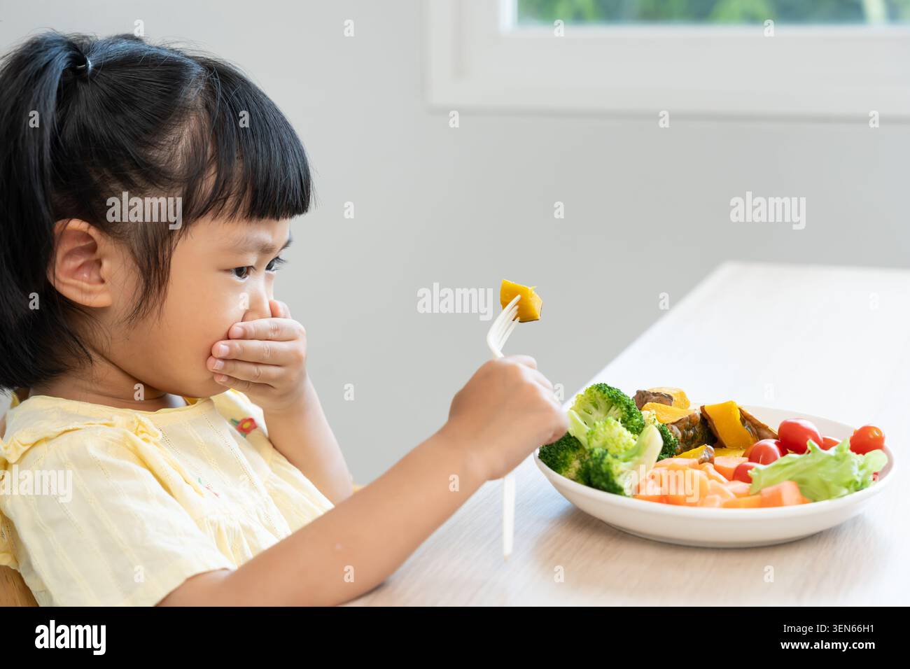 Children cover mouth no eat vegetables, bitter taste, peculiar smell ...
