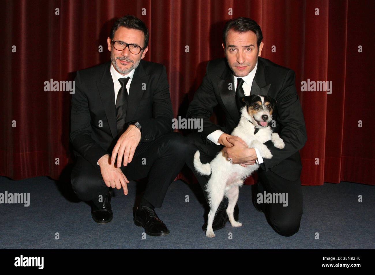 Michel Hazanavicius und Jean Dujardin mit Uggie - The Artist Premiere ...
