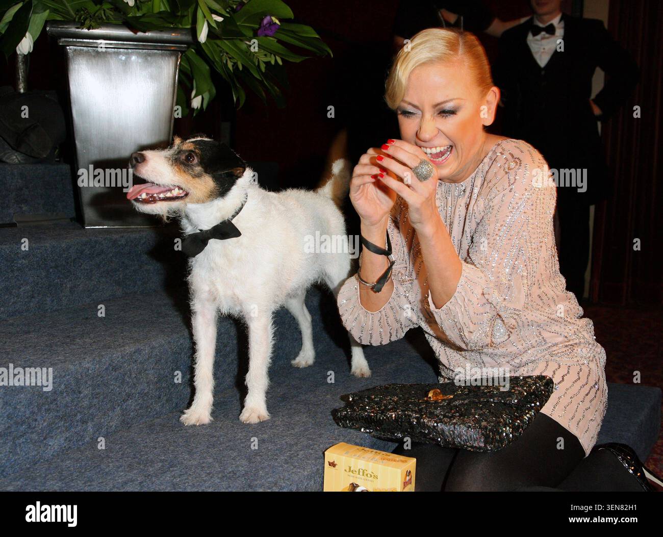 Jenny Elvers-Elbertzhagen mit Uggie - The Artist Premiere - Delphi Kino ...