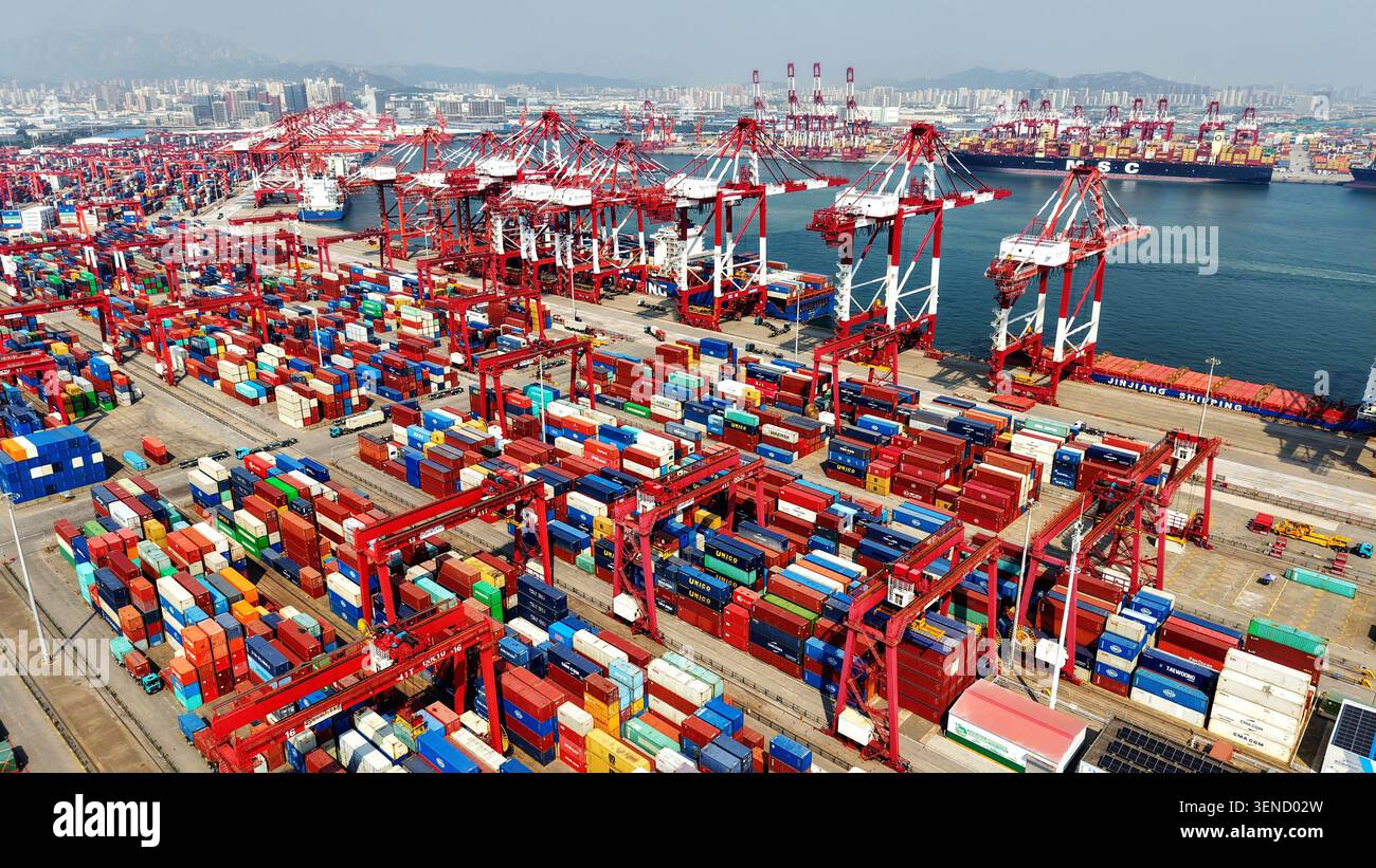 A cargo ship loaded with foreign trade containers enters Qingdao Port ...