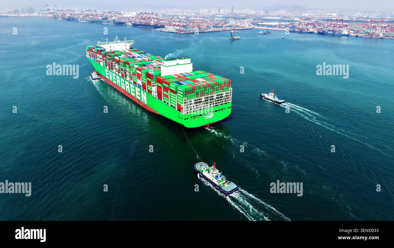 A cargo ship loaded with foreign trade containers enters Qingdao Port ...