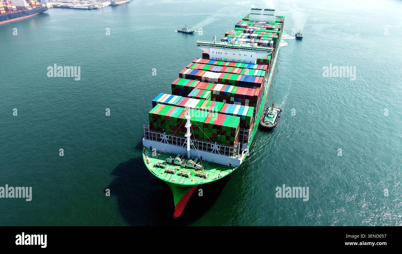 A cargo ship loaded with foreign trade containers enters Qingdao Port ...