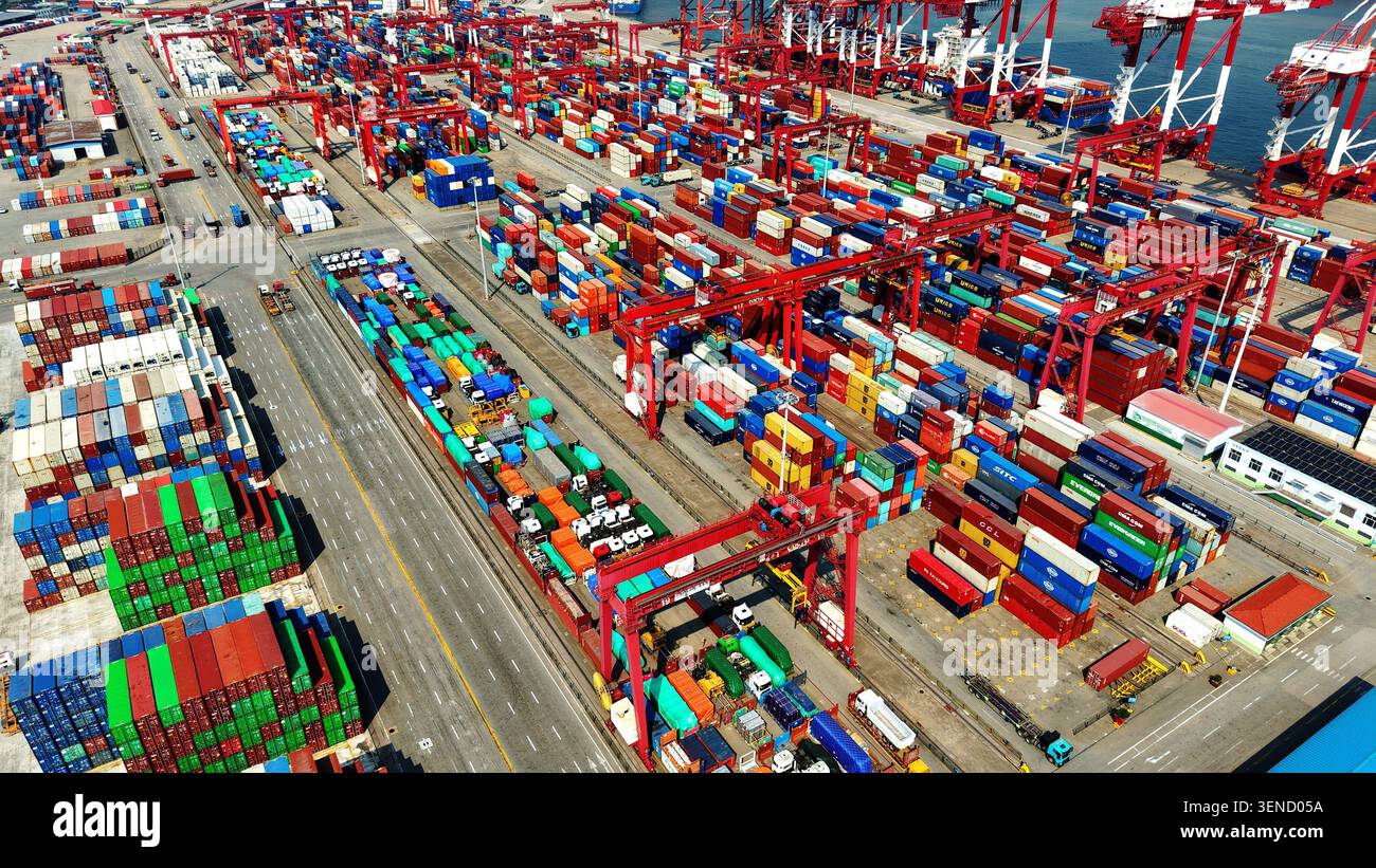 A cargo ship loaded with foreign trade containers enters Qingdao Port ...