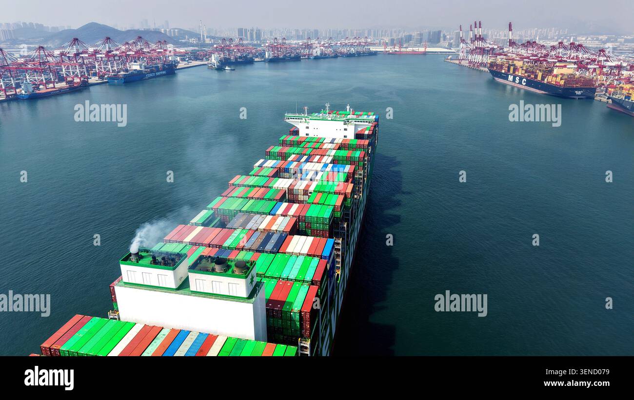 A cargo ship loaded with foreign trade containers enters Qingdao Port ...