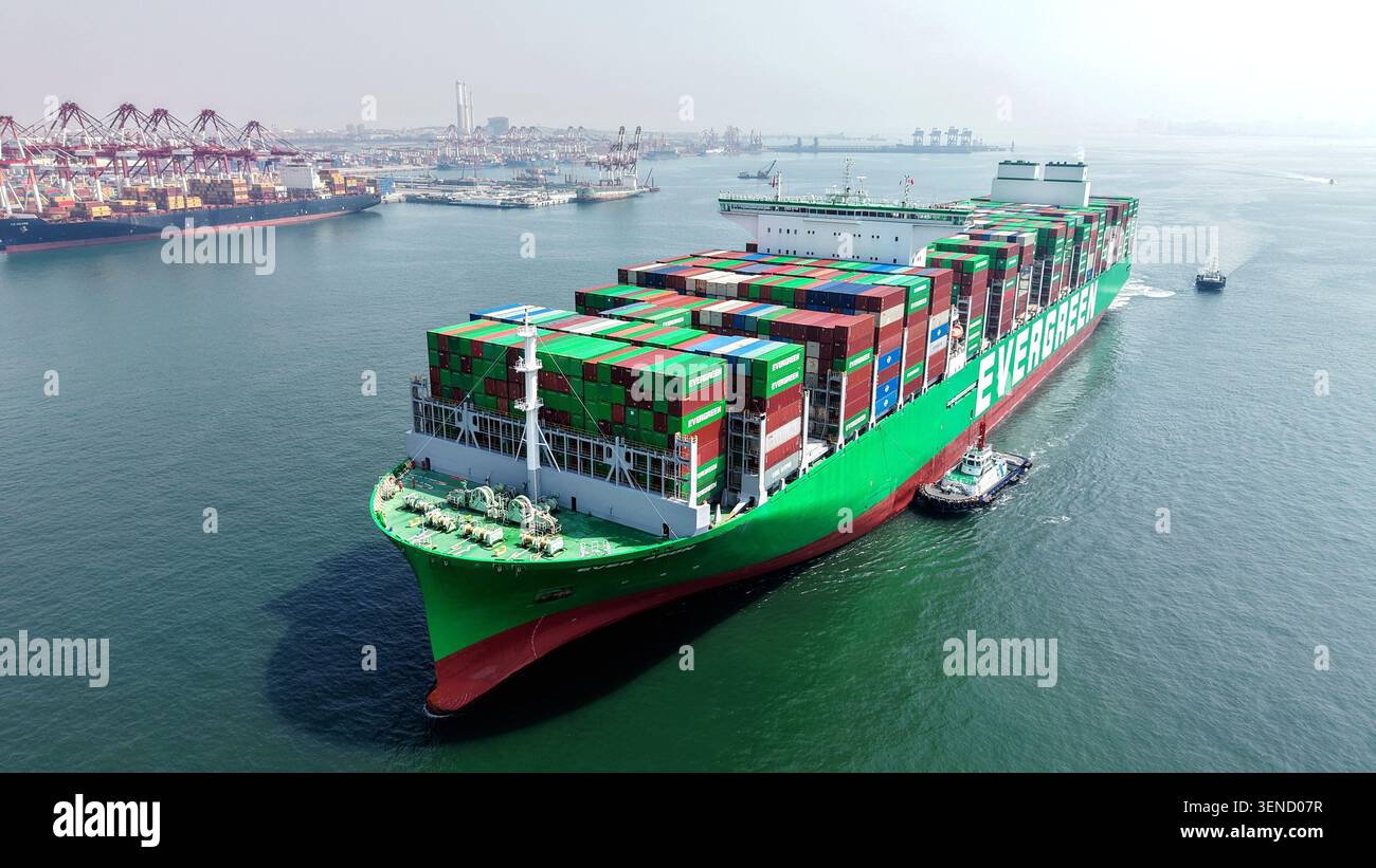 A cargo ship loaded with foreign trade containers enters Qingdao Port ...