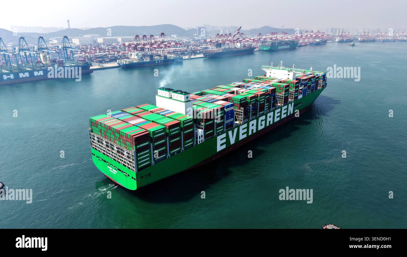 A cargo ship loaded with foreign trade containers enters Qingdao Port ...