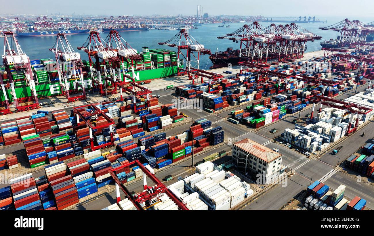 A cargo ship loaded with foreign trade containers enters Qingdao Port ...