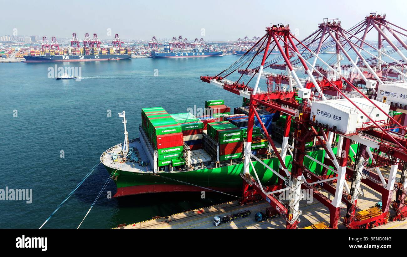 A cargo ship loaded with foreign trade containers enters Qingdao Port ...
