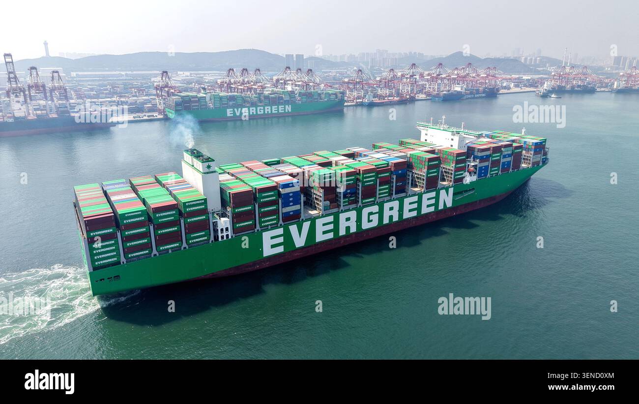 A cargo ship loaded with foreign trade containers enters Qingdao Port ...