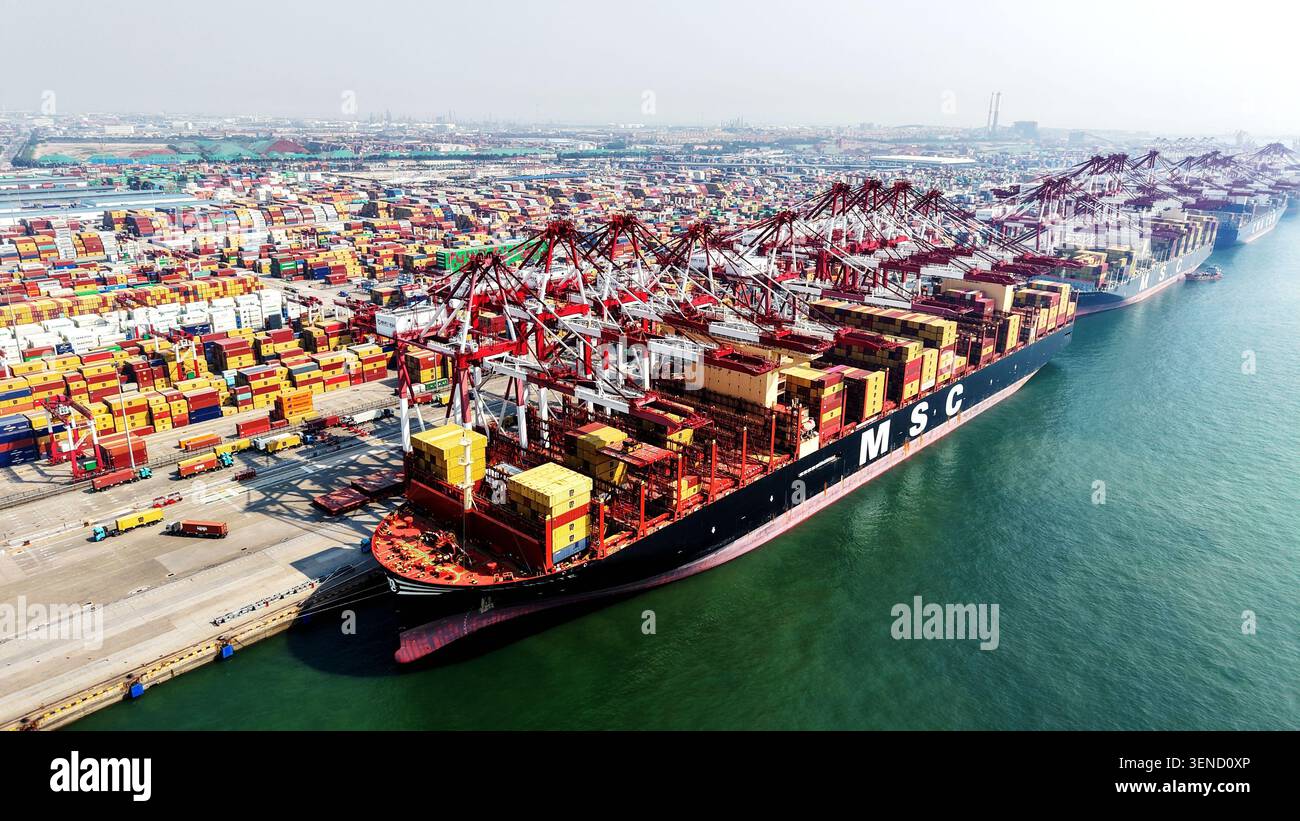 A cargo ship loaded with foreign trade containers enters Qingdao Port ...