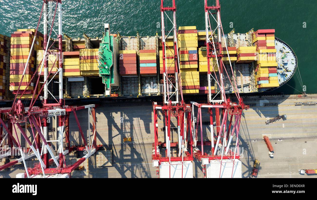 A cargo ship loaded with foreign trade containers enters Qingdao Port ...