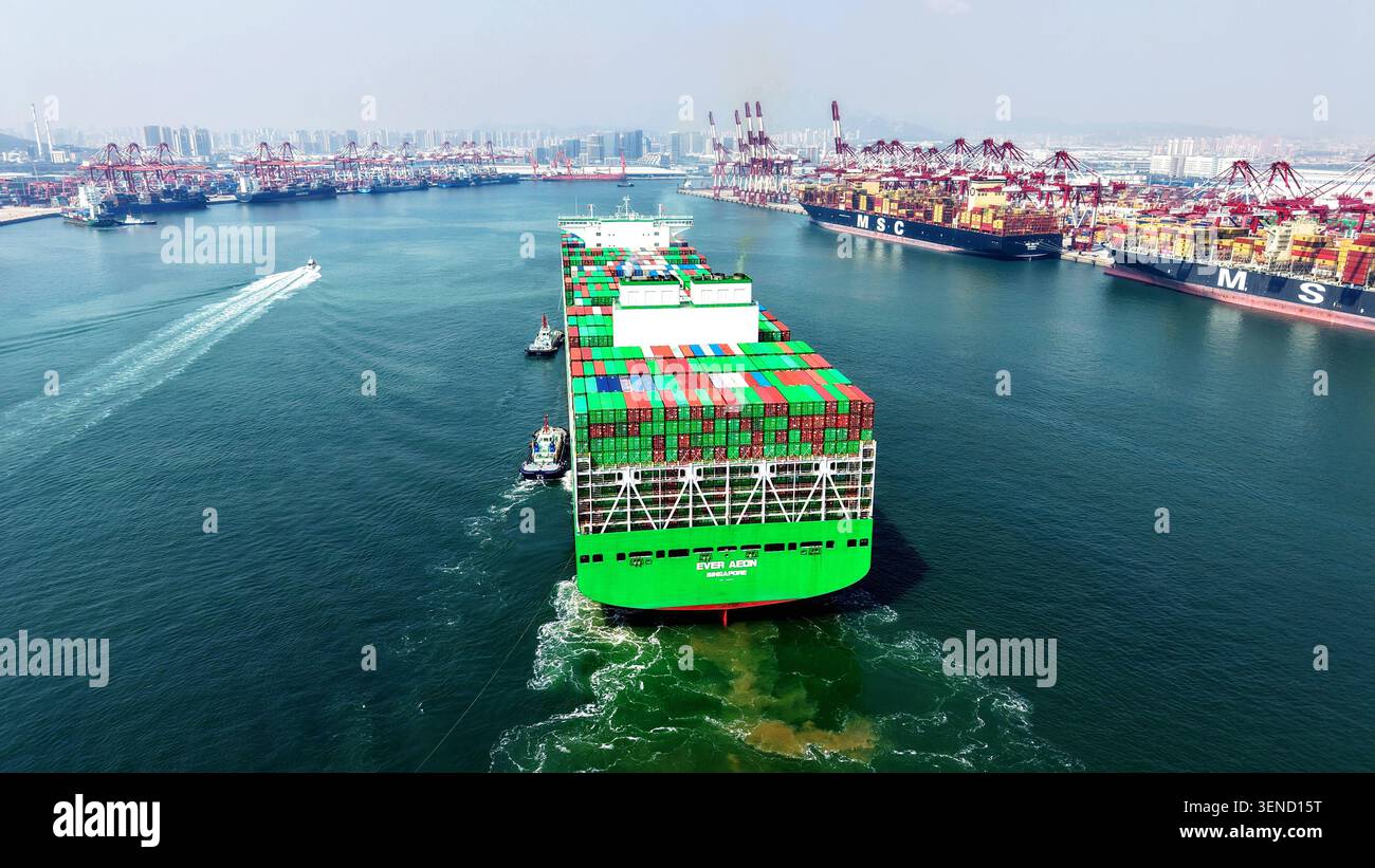 A cargo ship loaded with foreign trade containers enters Qingdao Port ...