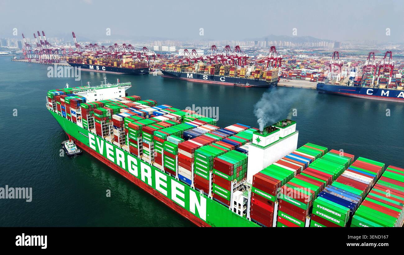 A cargo ship loaded with foreign trade containers enters Qingdao Port ...