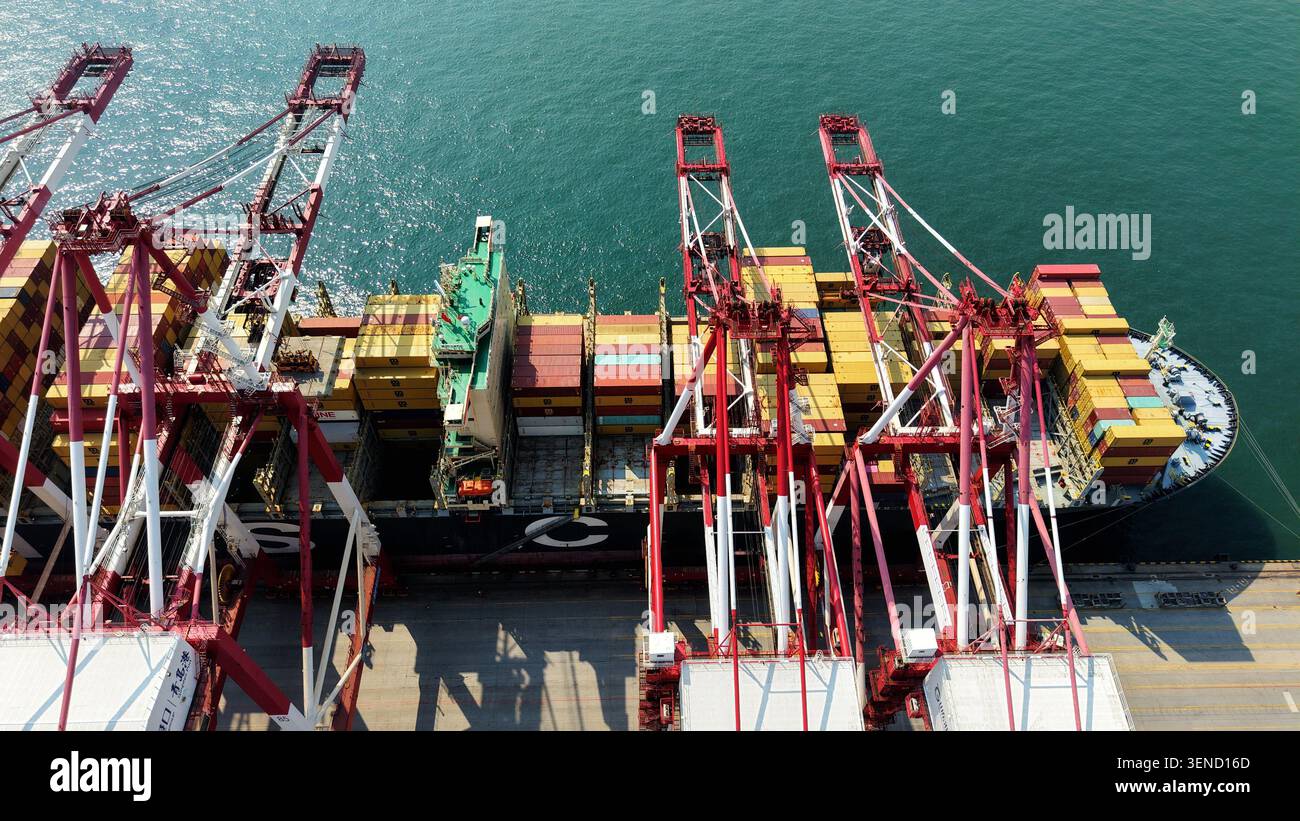 A cargo ship loaded with foreign trade containers enters Qingdao Port ...