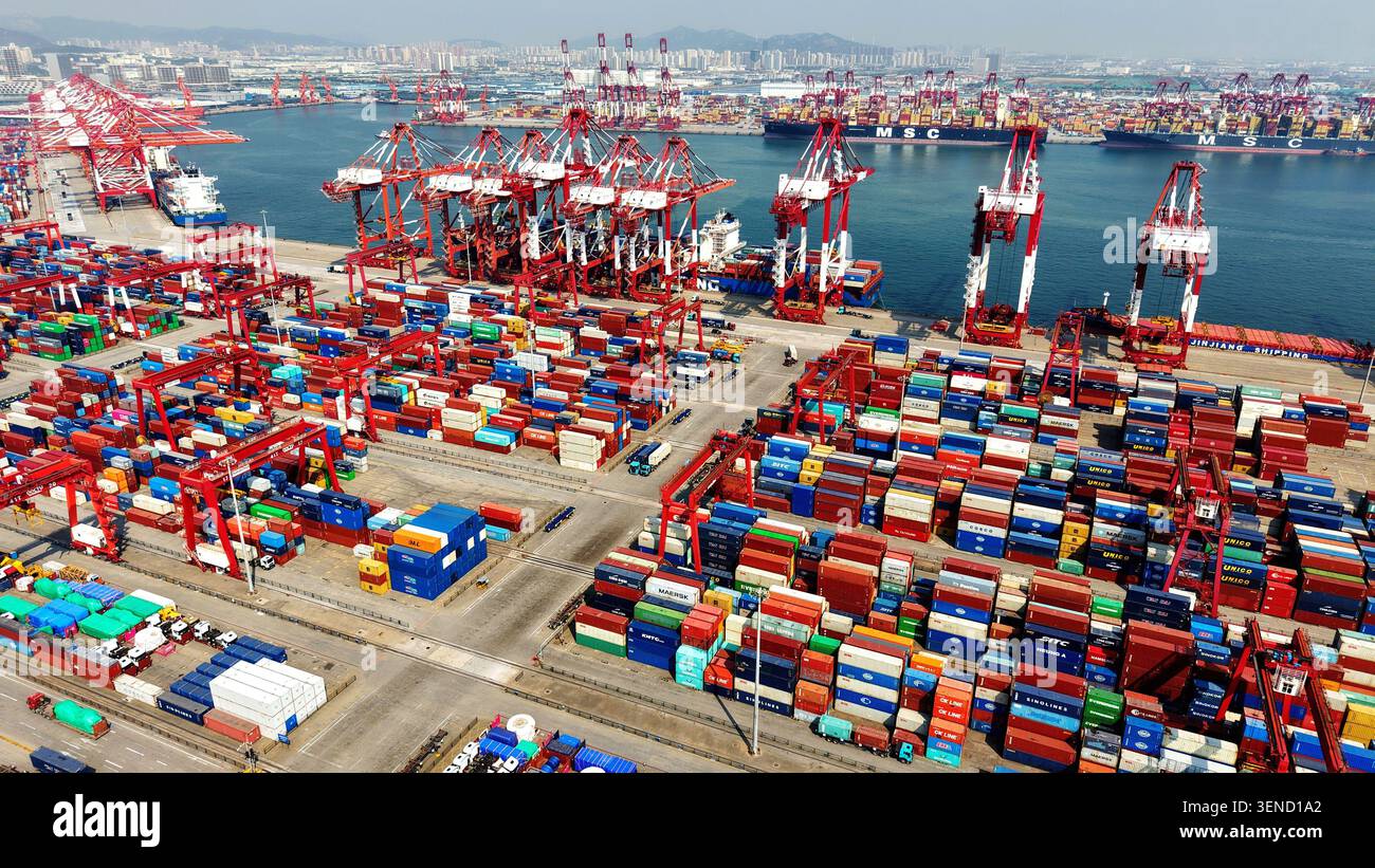 A cargo ship loaded with foreign trade containers enters Qingdao Port ...