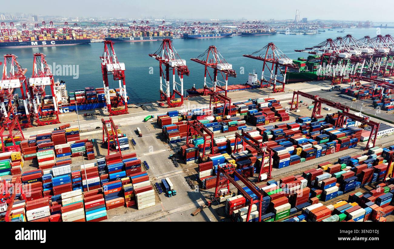 A cargo ship loaded with foreign trade containers enters Qingdao Port ...