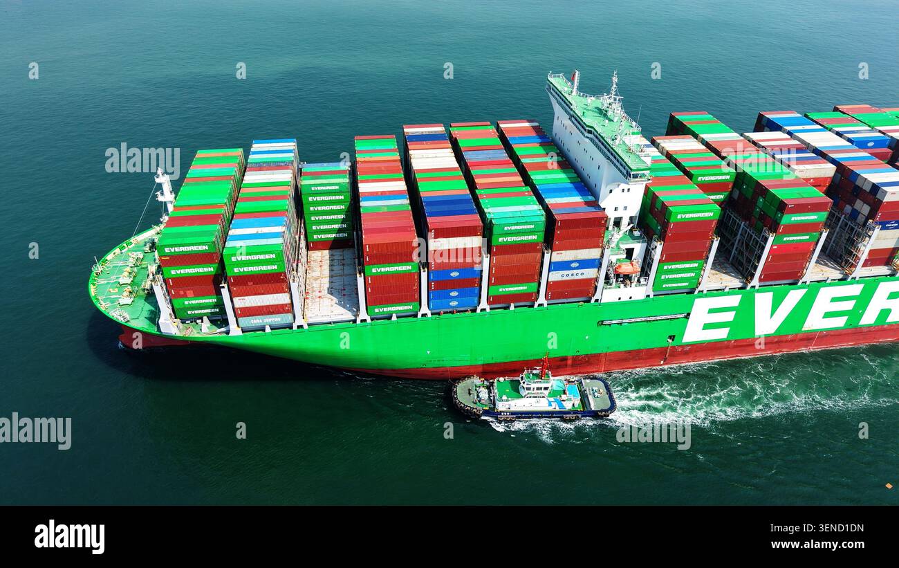 A cargo ship loaded with foreign trade containers enters Qingdao Port ...