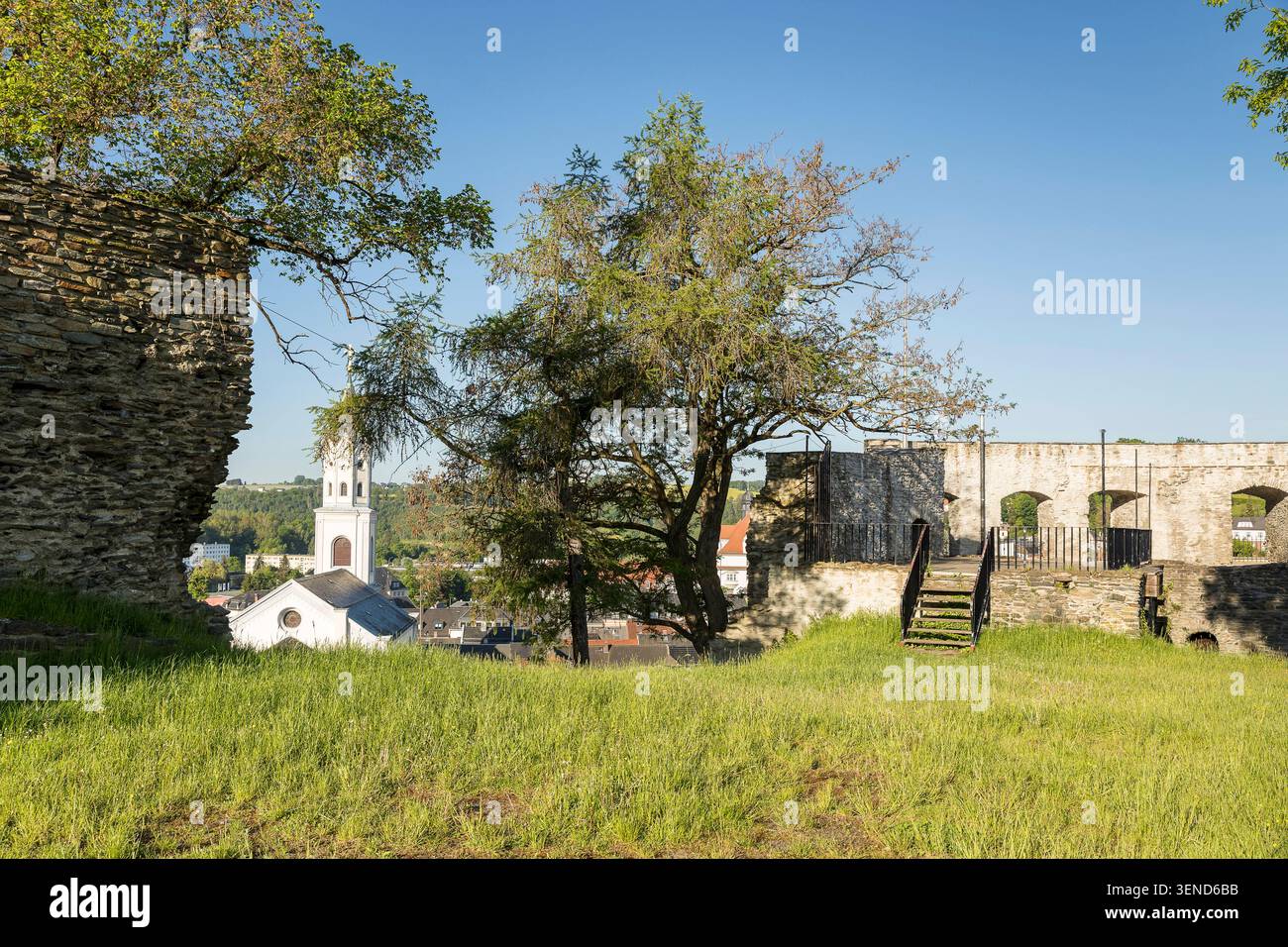 Burgruine Elsterberg und Turm der Laurentiuskirche, Vogtland, Sachsen ...