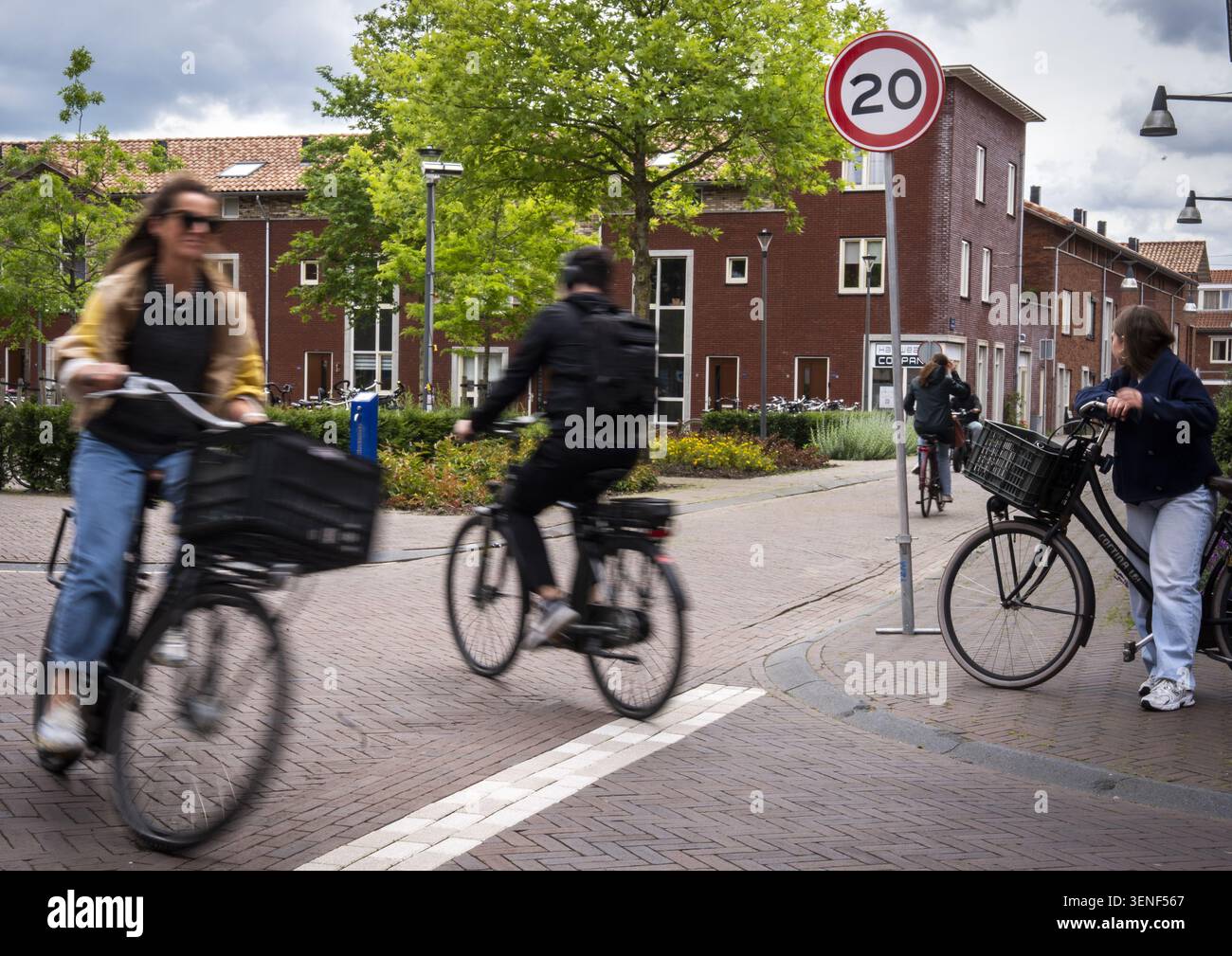 HOUTEN - A street with a traffic sign indicating a maximum speed of 20 ...