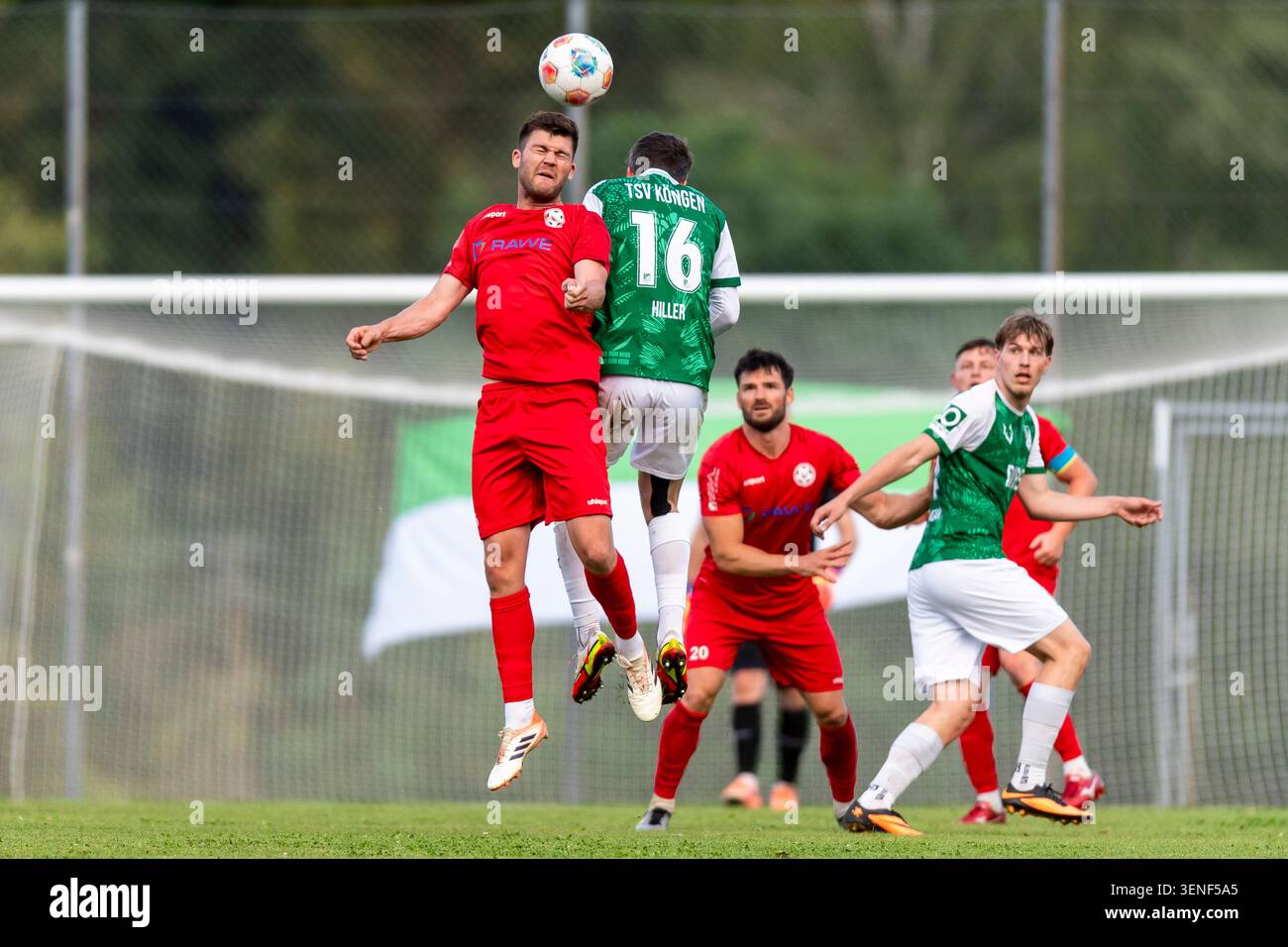 Kopfballduell zwischen Eric Schoenherr (FV Weiler, #5) und Robin Hiller ...
