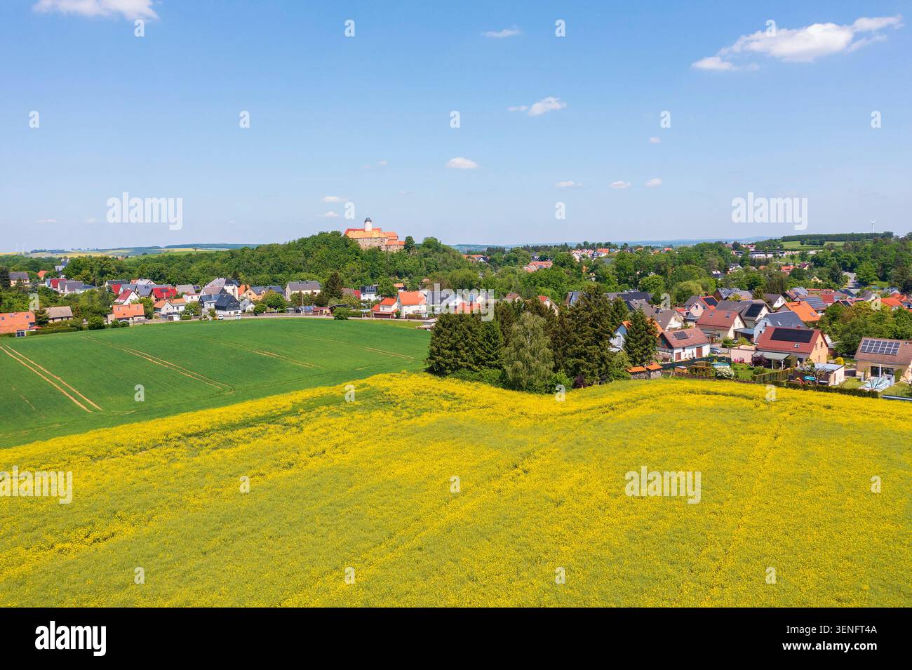 Luftbild, Ortsansicht mit Burg, Schönfels, Lichtentanne, Sachsen ...