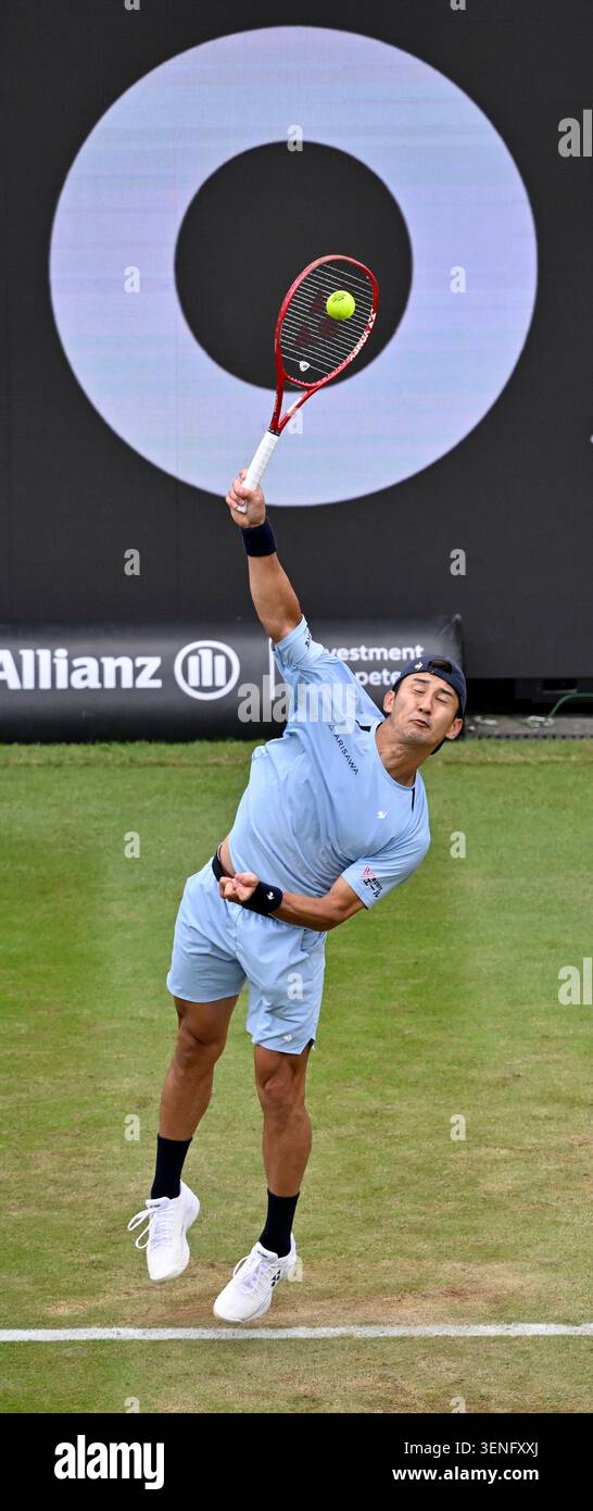 Sho Shimabukuro (JPN) Aktion Aufschlag im Hintergrund Bandenwerbung ...