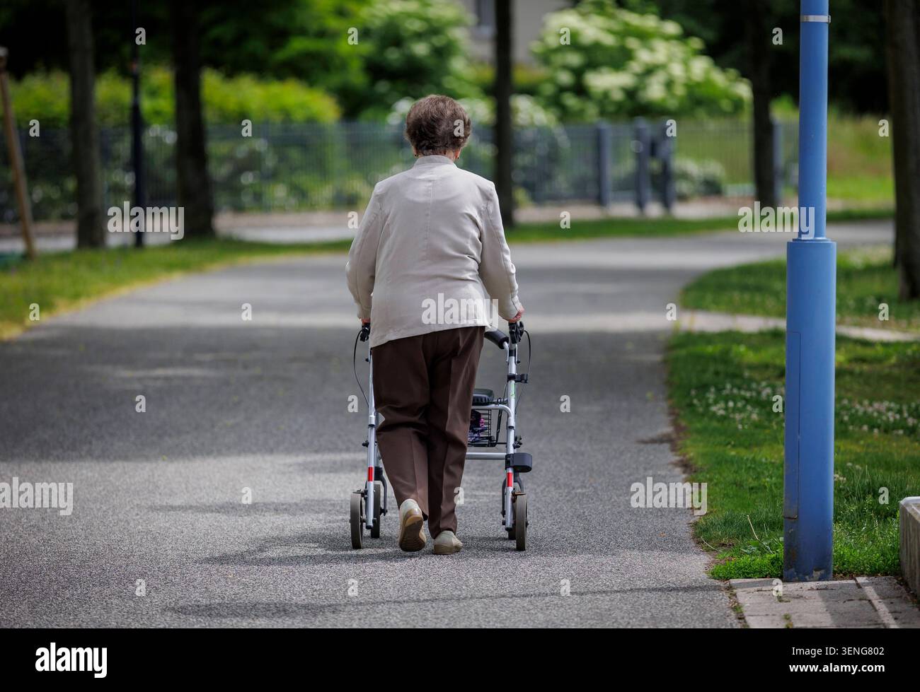 Eine aeltere Frau am Rollator Prenzlau Deutschland *** An elderly woman ...