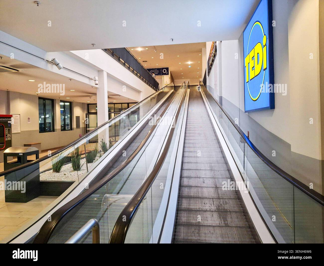 Stockbilder 05/2026 Rolltreppe in einem Einkaufzentrum *** Stock photos ...