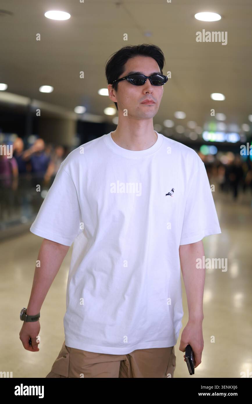 Chinese singer Ayanga wears white T-shirt with cargo pants at Shanghai ...