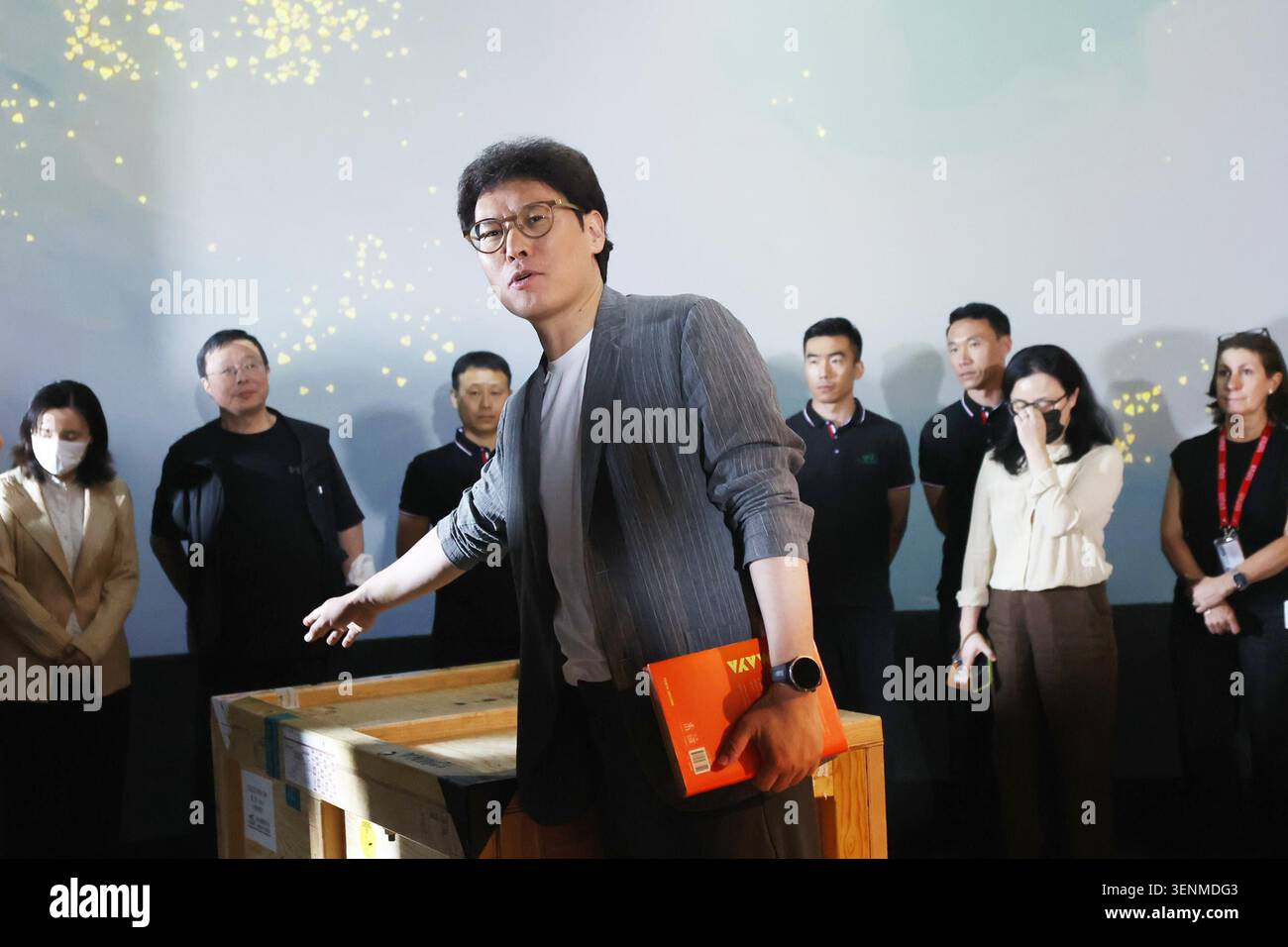 Shanghai Museum staff unpack four precious artifacts for the "World ...