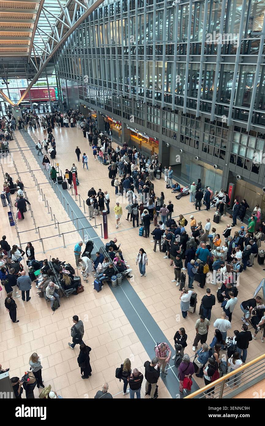12 June 2026, Hamburg: A large number of people are gathered in the ...