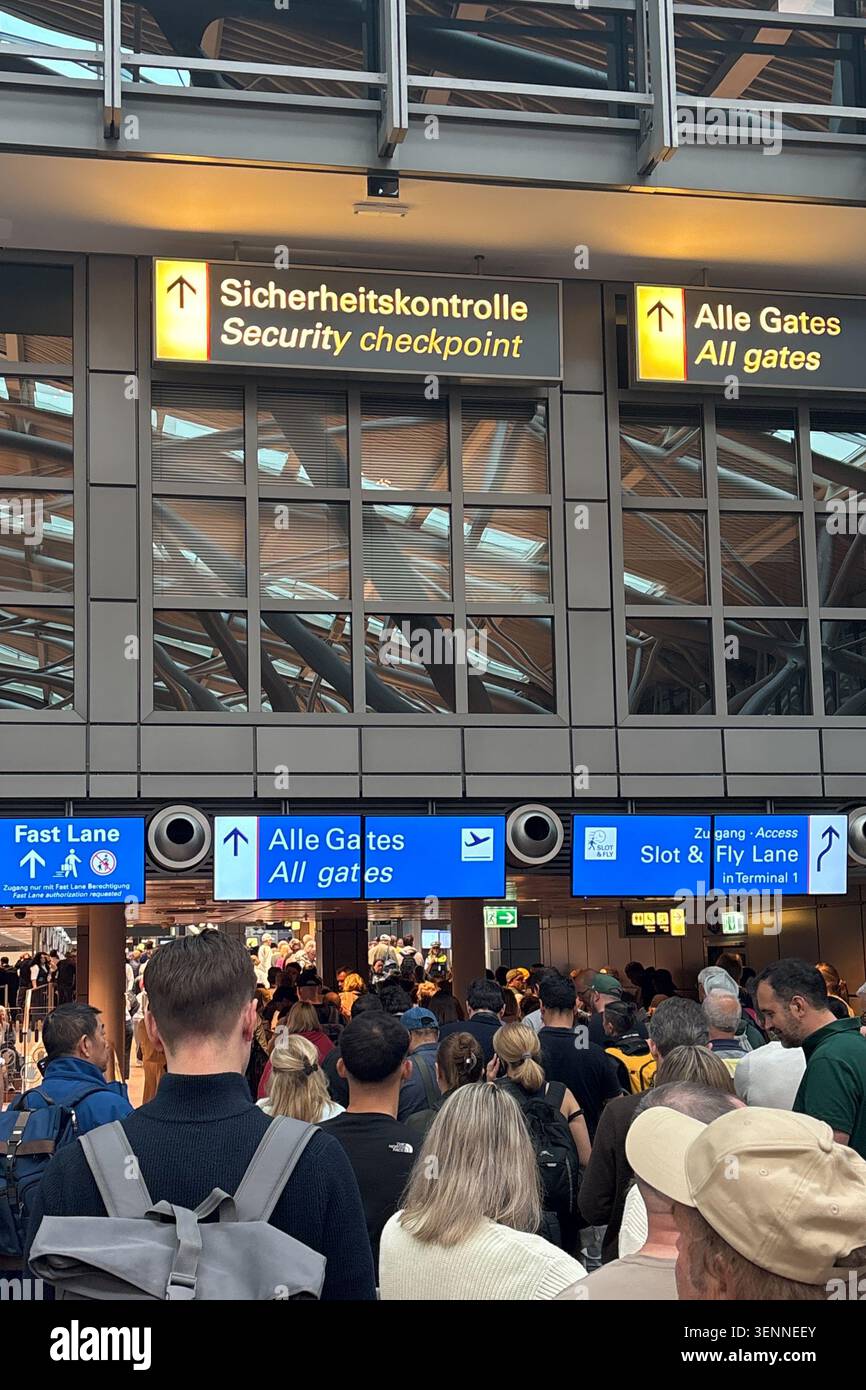 12 June 2026, Hamburg: A large number of people are gathered in the ...