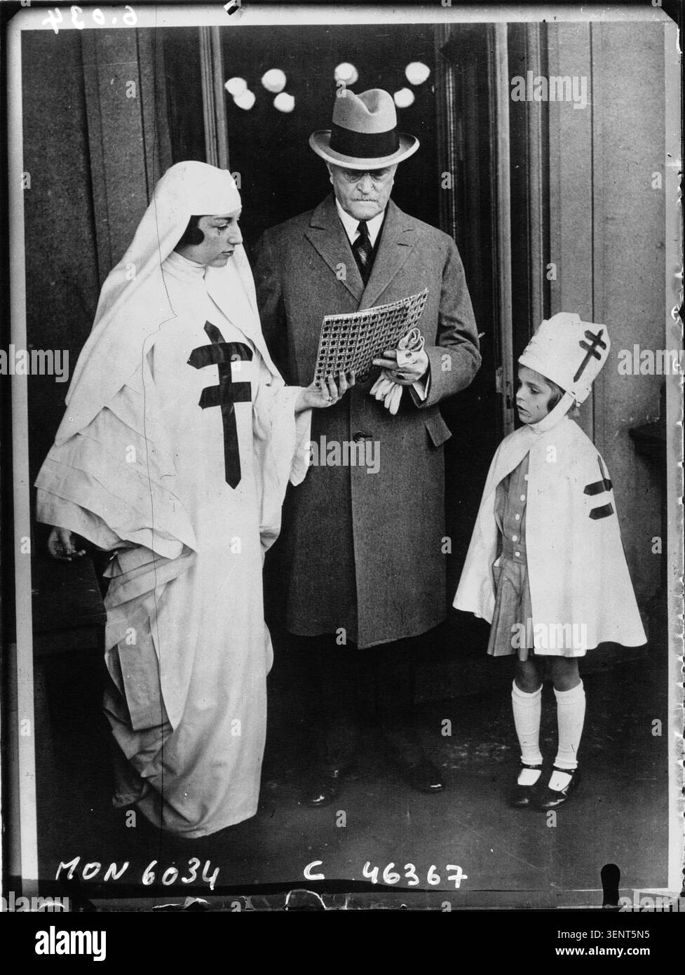1932 french red cross charity photograph hi-res stock photography and ...
