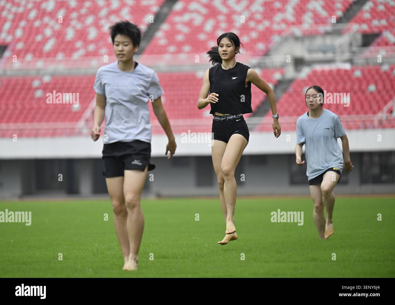 Zhang Keyi, a 16-year-old hurdler from Jiangxi, trains at the Jiangxi ...