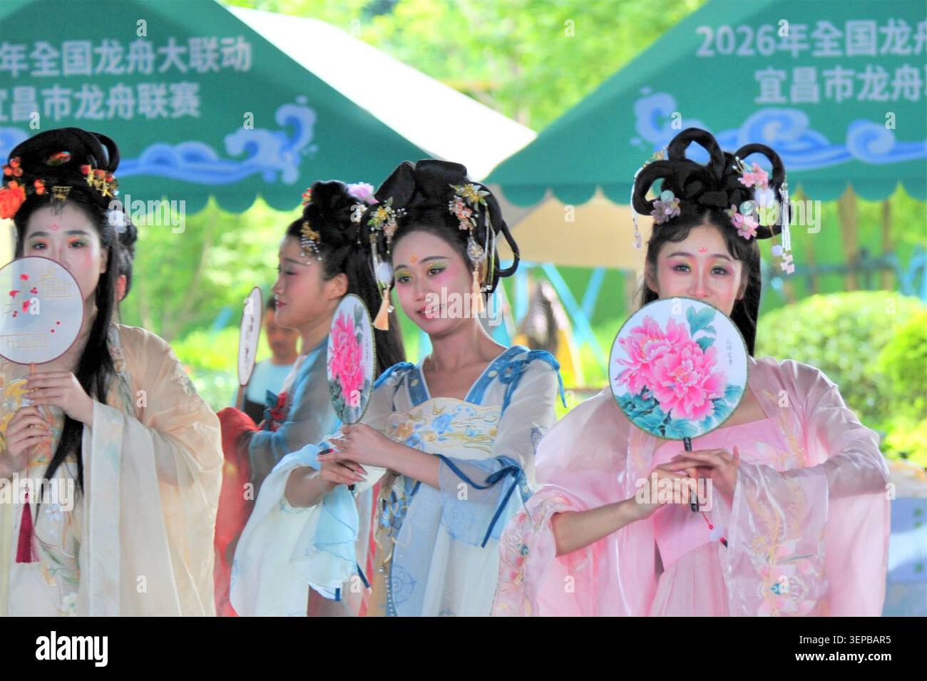 Performers in Hanfu costumes perform Chu-style folk dance at Huangbai ...