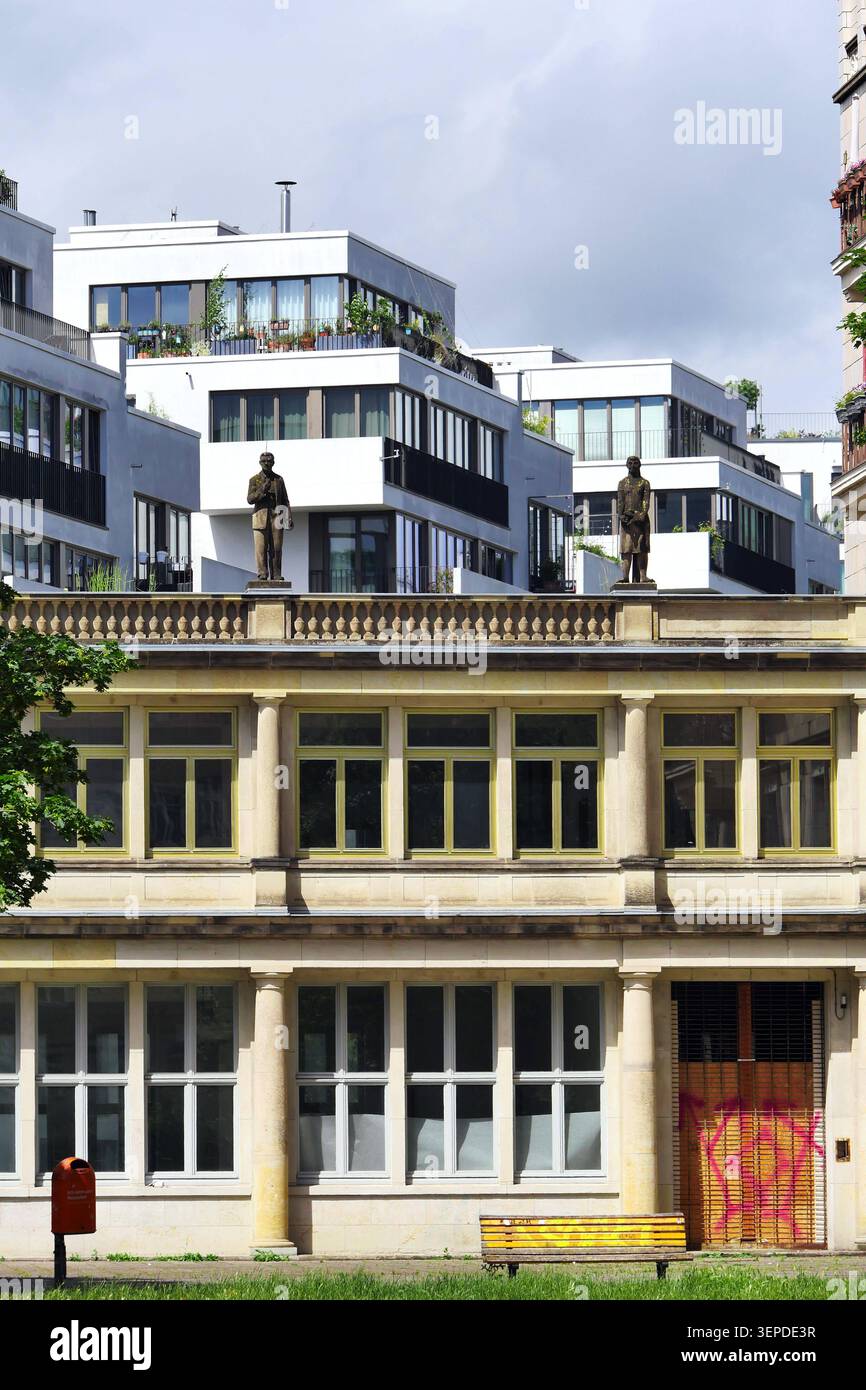 14.06.2026, Berlin - Deutschland. Neubauten hinter alter Architektur ...
